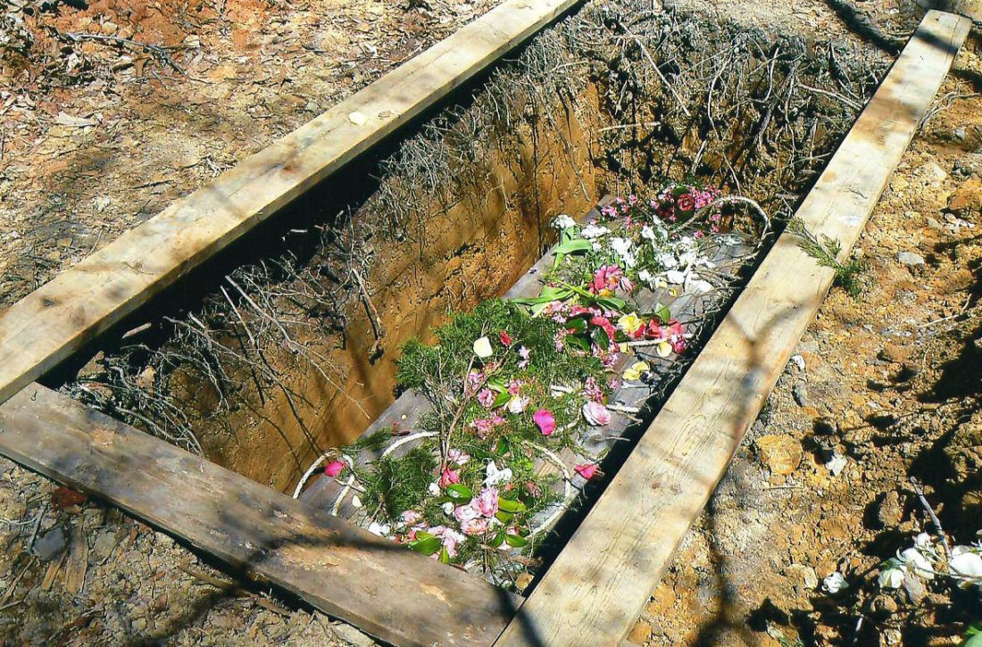 How to Make a Traditional Burial Environmentally Friendly - TalkDeath