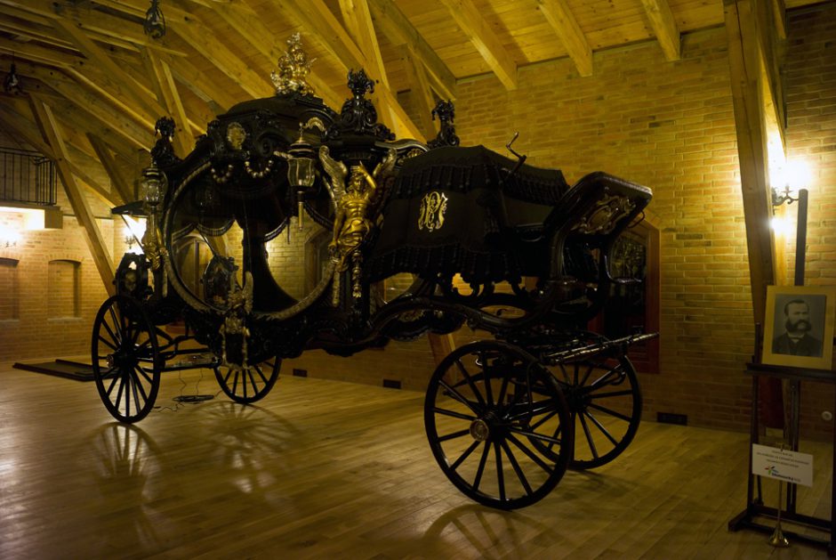 Driving the Dead, A History of the Hearse - TalkDeath